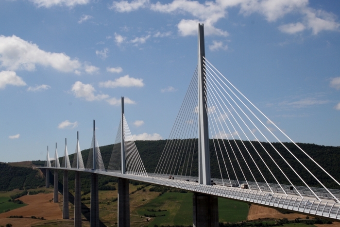 【フランス】空に架かった橋!? 世界一高い「ミヨー橋」のスケールが壮大！ - おすすめ旅行を探すならトラベルブック(TravelBook)